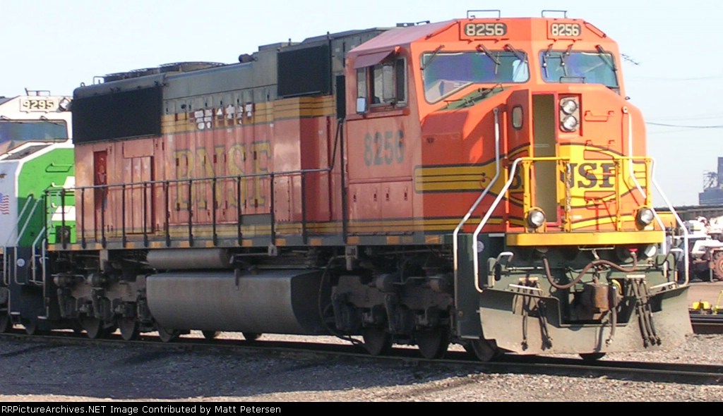 BNSF 8256